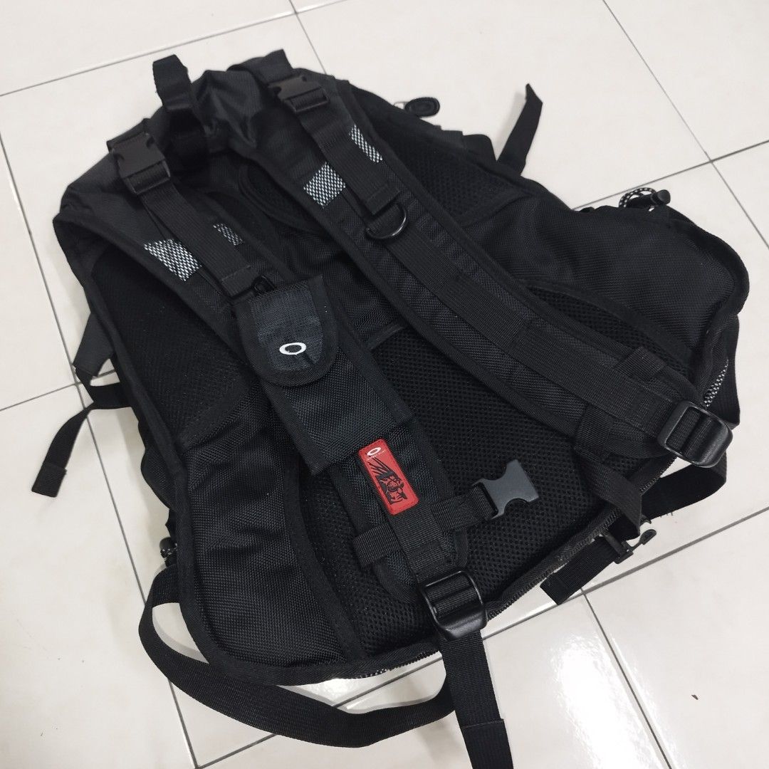 OAKLEY BACKPACK, Men's Fashion, Bags, Backpacks on Carousell