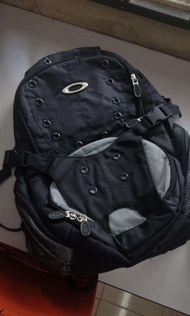 OAKLEY BACKPACK, Men's Fashion, Bags, Backpacks on Carousell