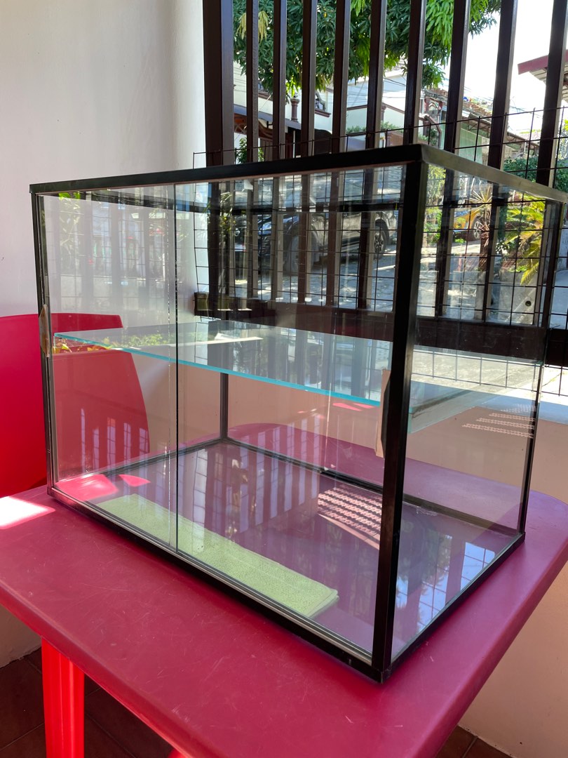 Second Hand Glass Display Stante, Furniture & Home Living, Office ...