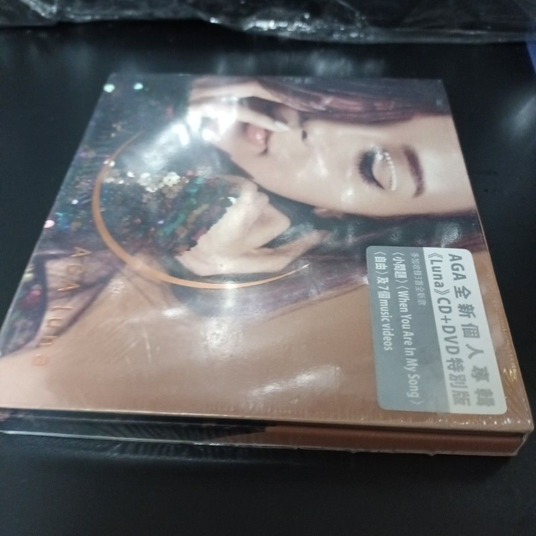 全新 連貼紙 CD AGA LUNA 江海迦 第二版 DVD, 興趣及遊戲, 音樂、樂器 & 配件, 音樂與媒體 - CD 及 DVD - Carousell