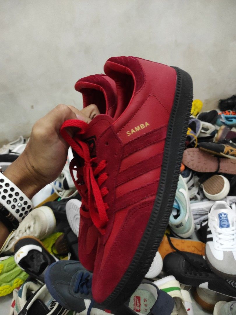 Adidas samba red, Fesyen Pria, Sepatu , Lainnya di Carousell