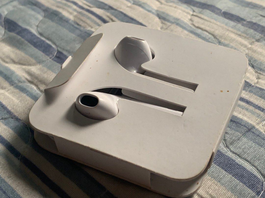 Apple iphone Lightning Earpods, Audio, Earphones on Carousell