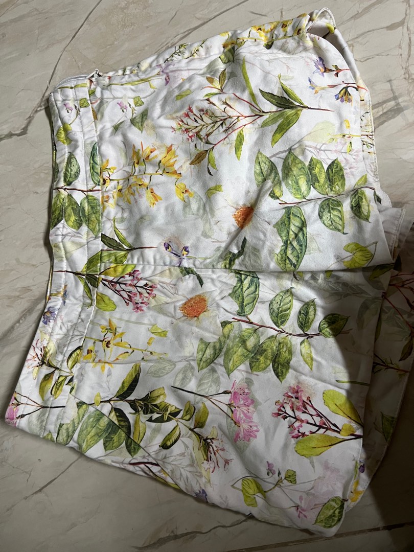 GG5 Flora Shorts, Women's Fashion, Bottoms, Shorts on Carousell