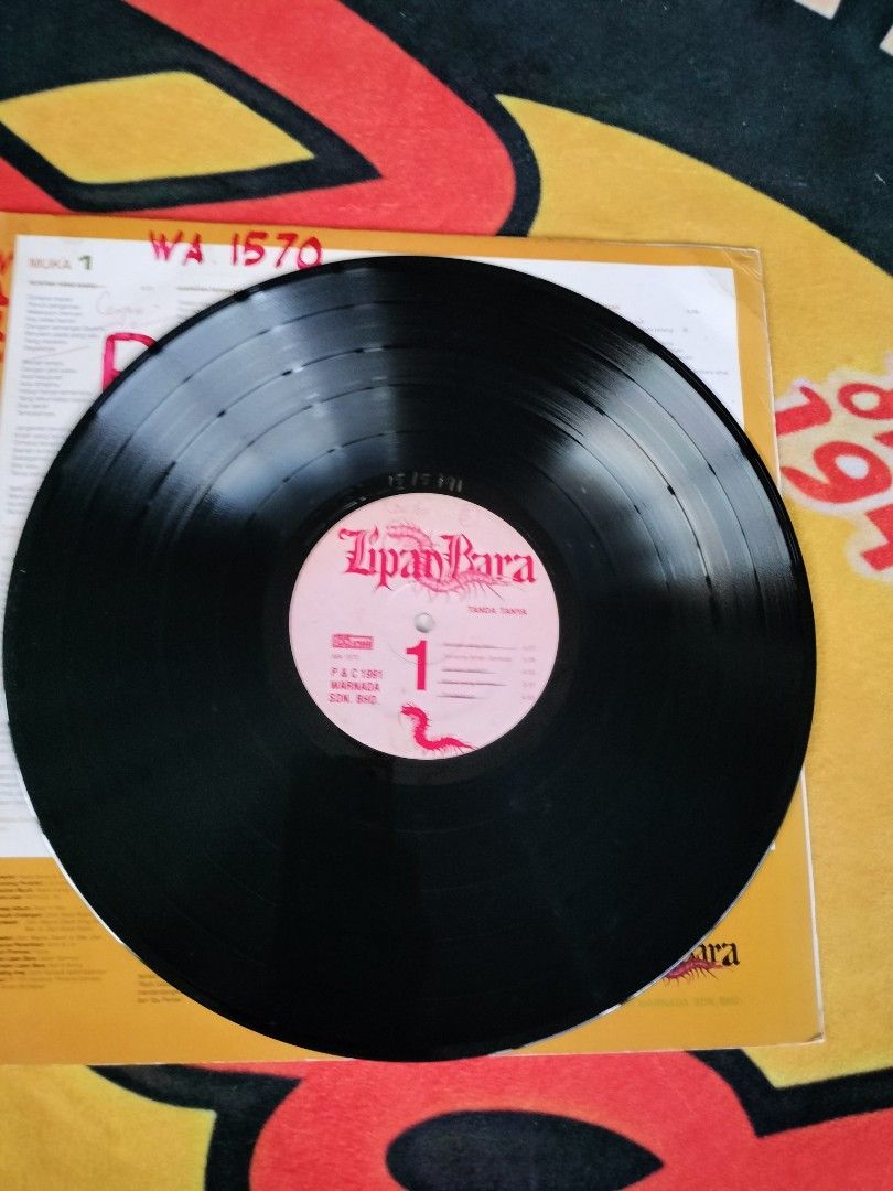 Lipan Bara Piring Hitam LP Record, Hobbies & Toys, Music & Media ...