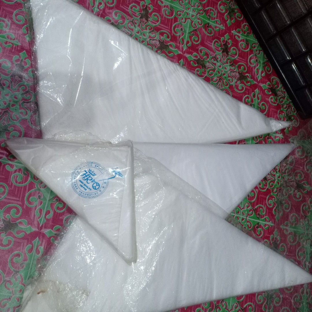 Plastik segitiga kue total 4 bungkus, Kitchen & Appliances di Carousell