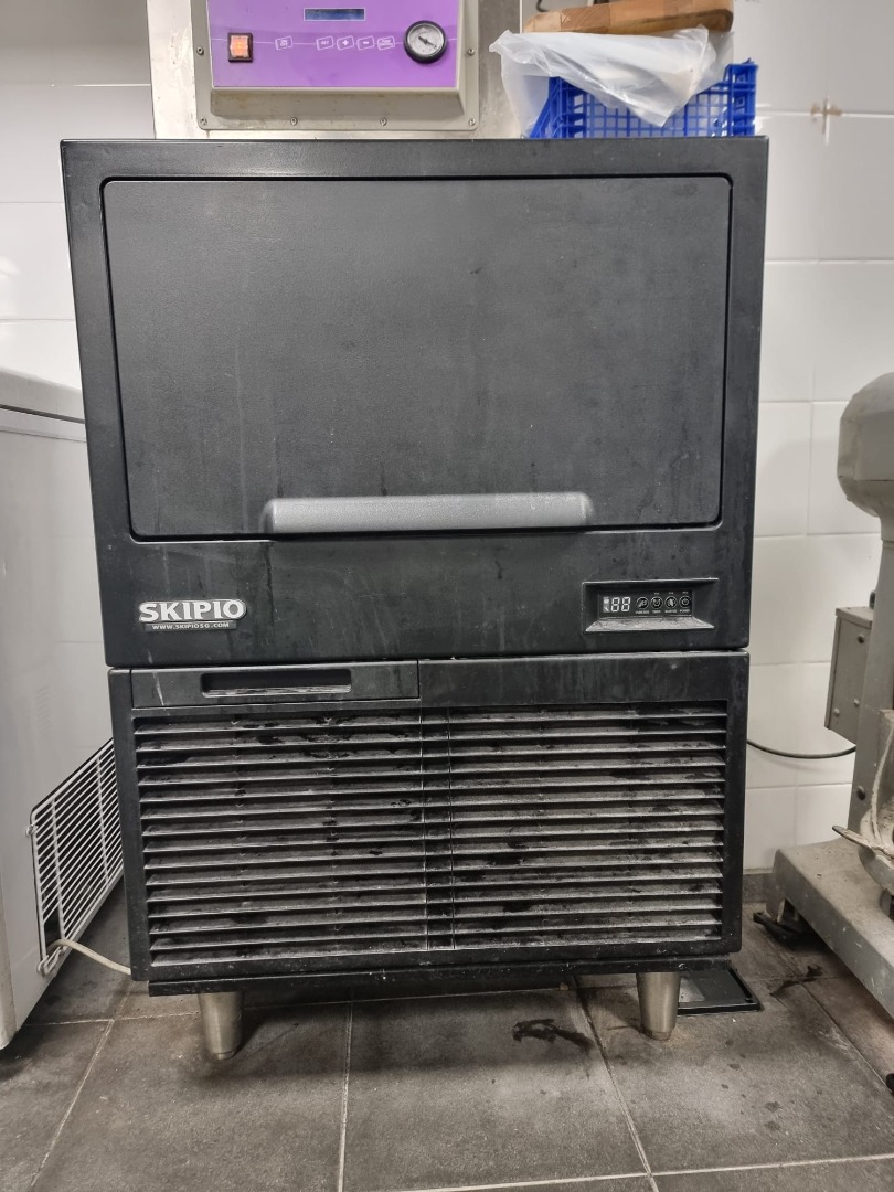 SKIPIO Ice Maker Machine, TV & Home Appliances, Electrical, Adaptors & Sockets on Carousell