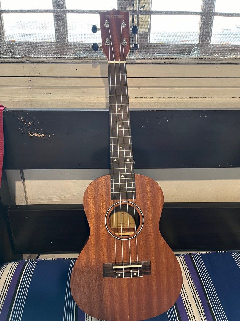Fernando Ukulele (with uke case and capo), Hobbies & Toys, Music ...