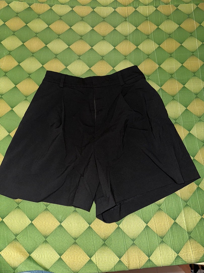uniqlo smart shorts, Women's Fashion, Bottoms, Shorts on Carousell
