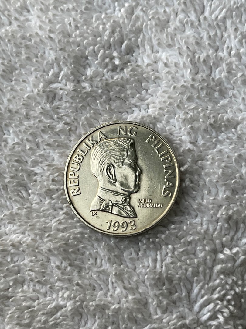 5 piso 1993 Philippine coin, semi hard to find with cud error, Hobbies ...