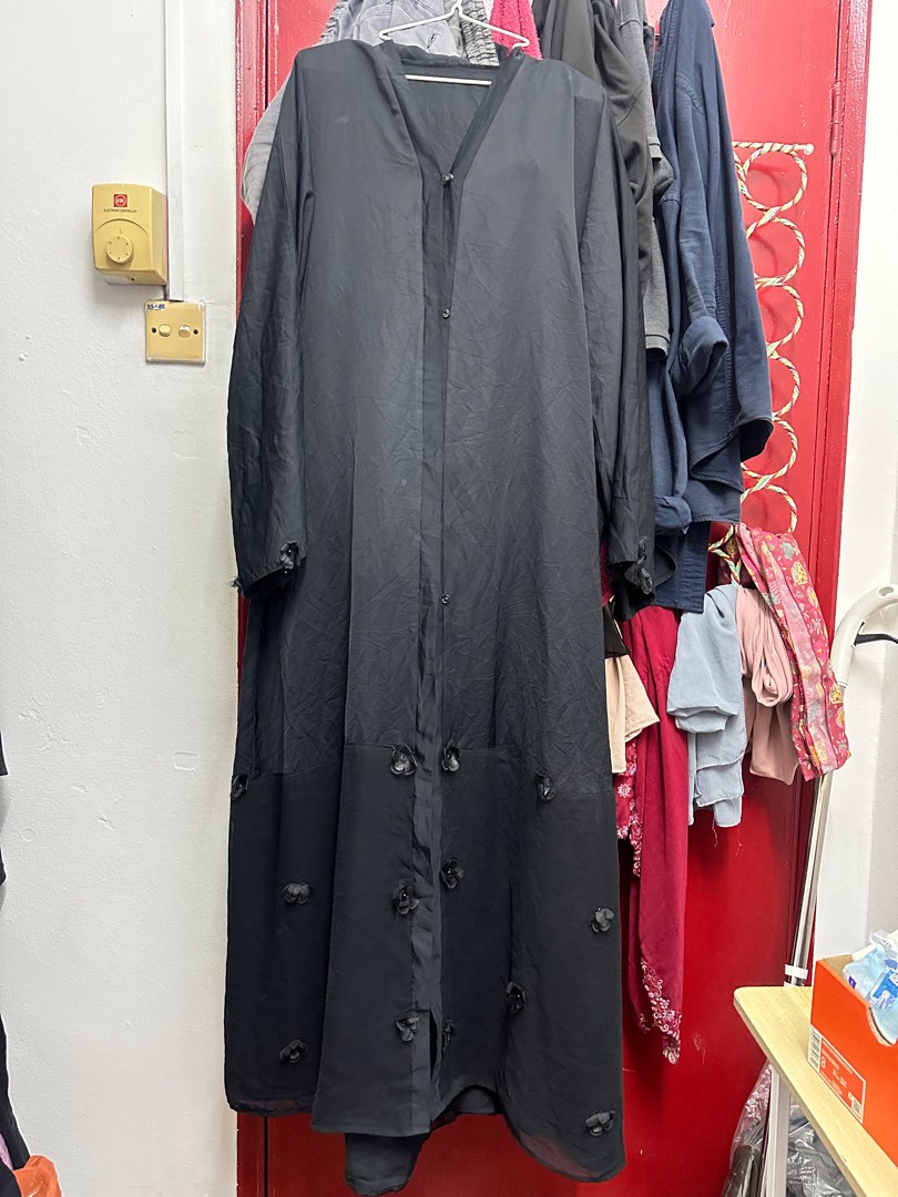 Abaya bunga bunga, Women's Fashion, Muslimah Fashion, Kaftans & Jubahs ...