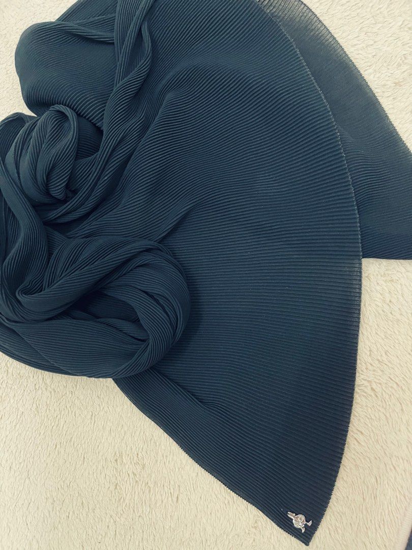 Authentic Duck, Women's Fashion, Muslimah Fashion, Hijabs on Carousell