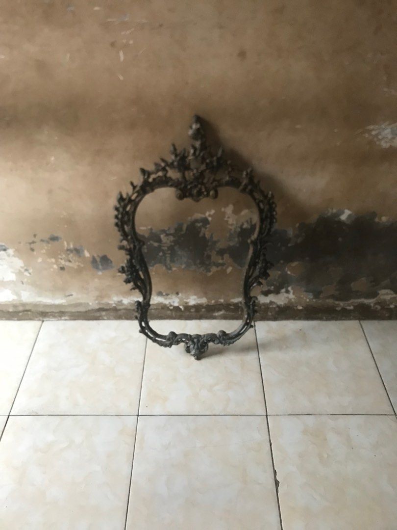frame kaca cermin lawas, Antik, Furnitur di Carousell