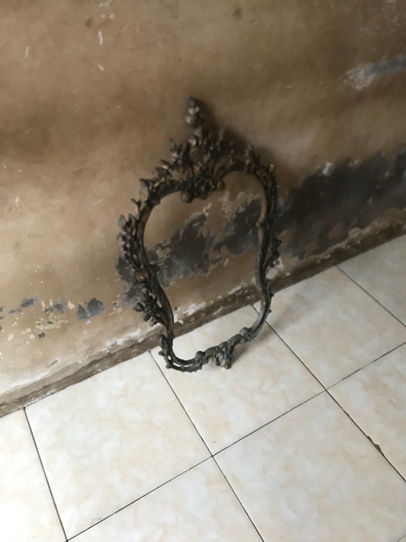 frame kaca cermin lawas, Antik, Furnitur di Carousell