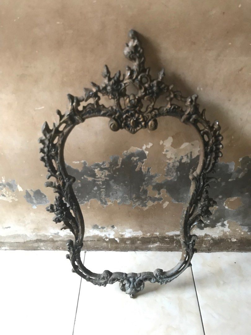 frame kaca cermin lawas, Antik, Furnitur di Carousell