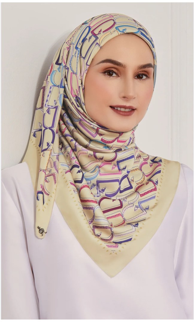 gen monogram duck in beige square, Women's Fashion, Muslimah Fashion ...