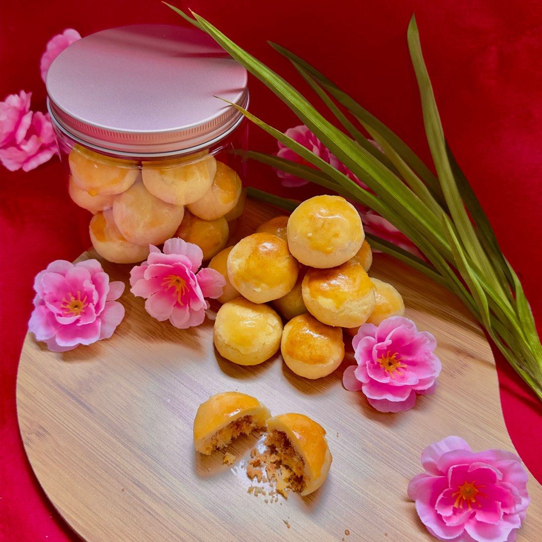 Golden Salted Egg Pork Floss Ball, Food & Drinks, Homemade Bakes on ...