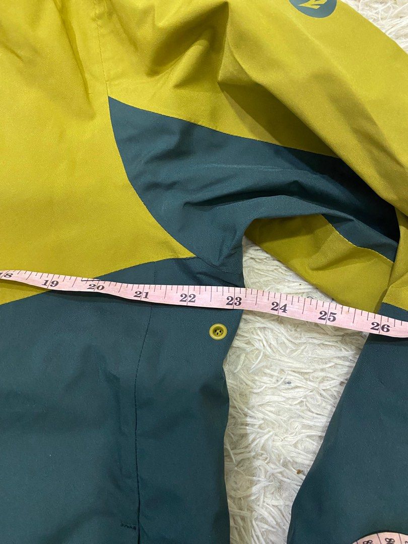 Hitec temuco gopcore jacket, Men's Fashion, Activewear on Carousell