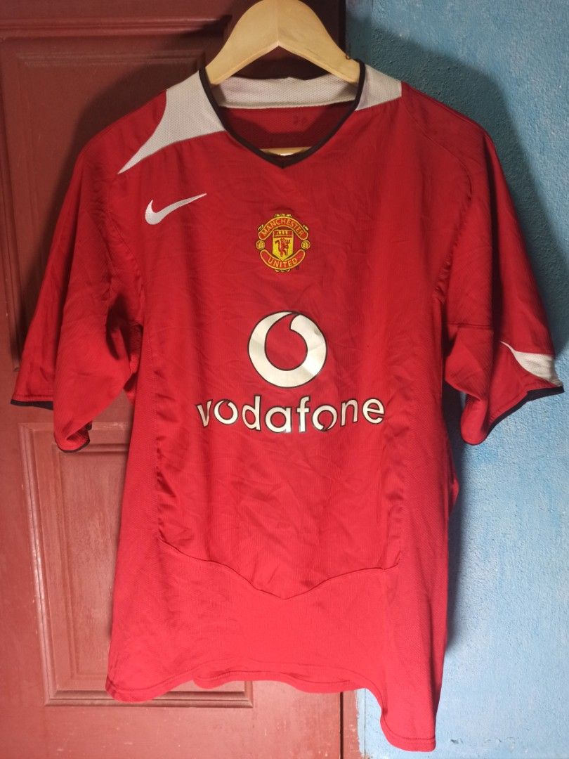 Manchester United Jersey 2004, Men's Fashion, Activewear on Carousell