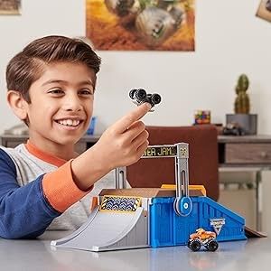 Monster Jam Mini Freestyle Flip Arena Playset and Storage with 2 Mini ...