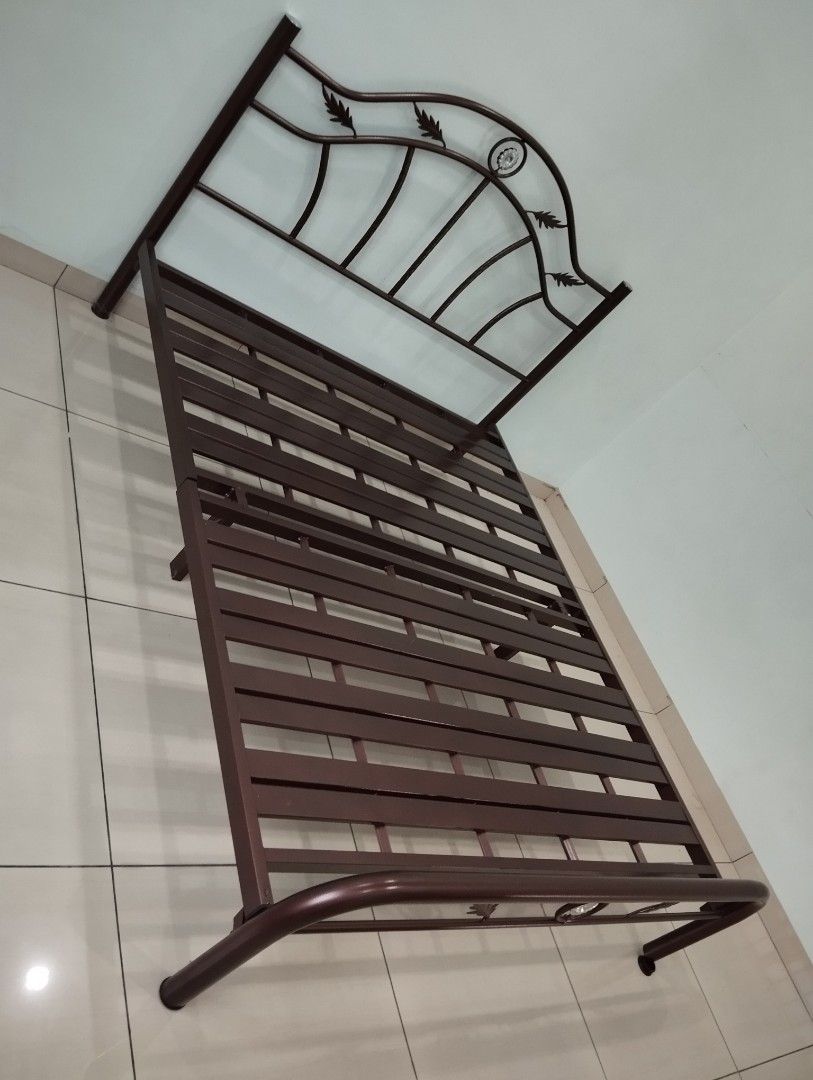Rangka Katil Besi Queen Size, Furniture & Home Living, Furniture, Bed ...