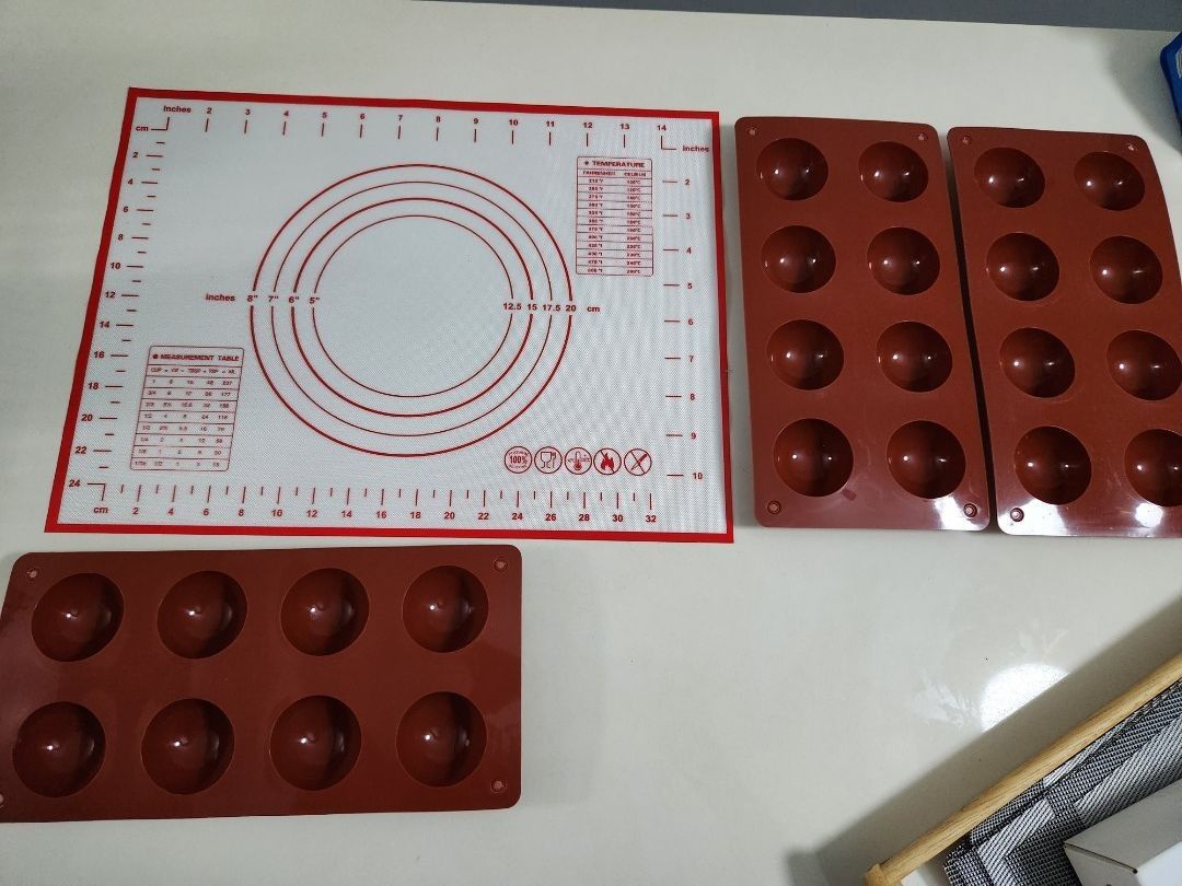 Silicon baking sheet & 3 silicon mold, Furniture & Home Living ...