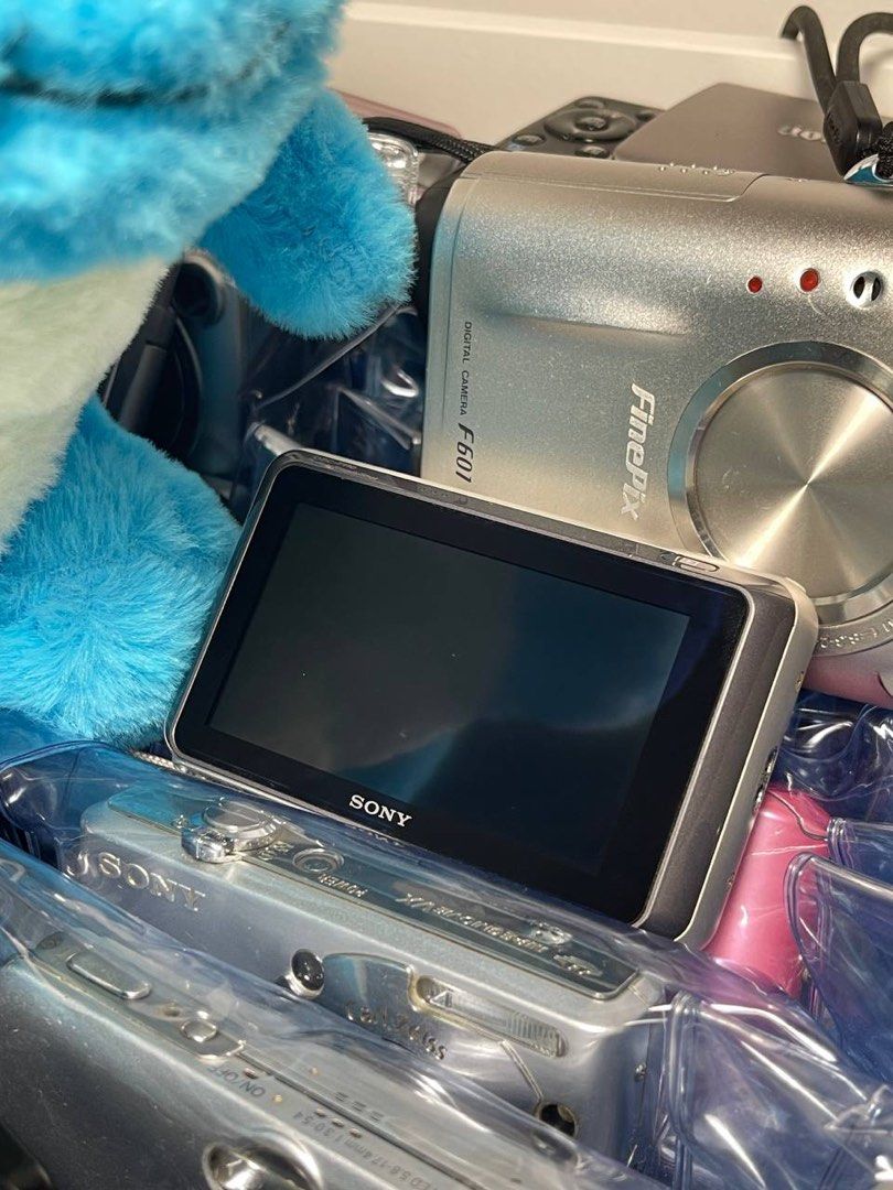 sony cybershot t110 in sliver, Photography, Cameras on Carousell