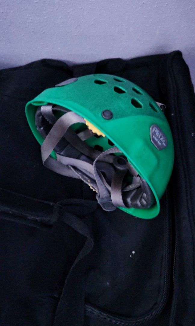 Petzl Ecrin ROC, Sports Equipment, Hiking & Camping on Carousell