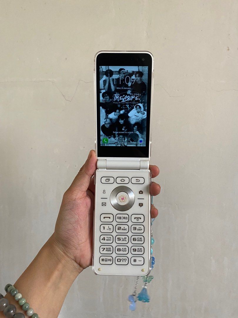 (RUSH SELLING) White Samsung Folder 2 2021 version, Mobile Phones ...