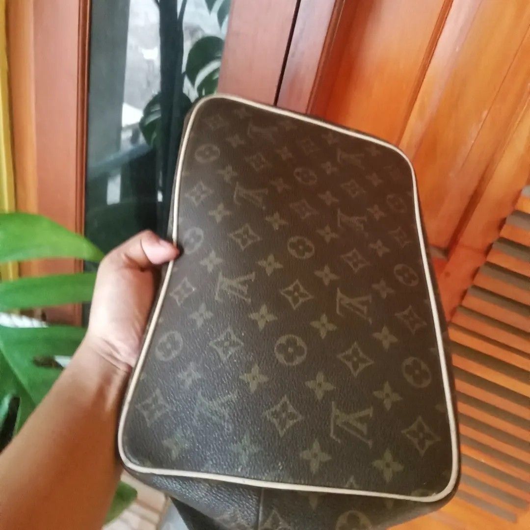 Tas cewek LV, Fesyen Wanita, Tas & Dompet di Carousell
