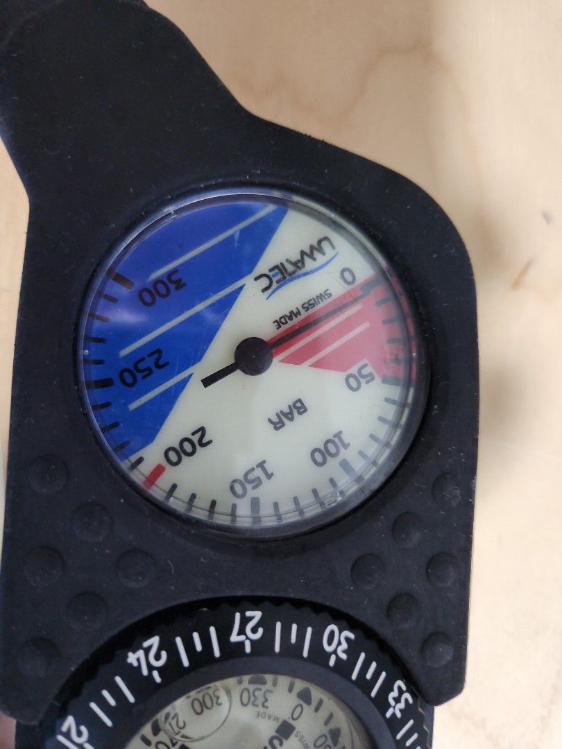 UWATEC Pressure gauge with compass, Sports Equipment, Sports & Games ...