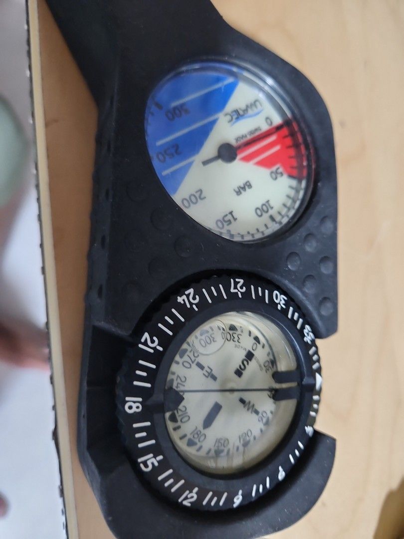 UWATEC Pressure gauge with compass, Sports Equipment, Sports & Games ...