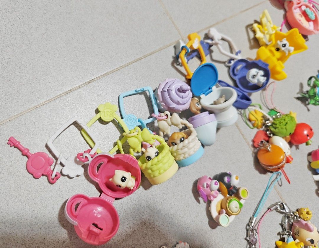 Various collectible keychains and figures (Littlest Pet Shop, Tokidoki ...