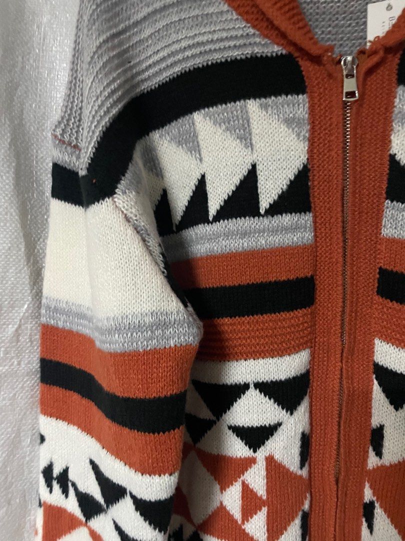 全新 BELLEZZA REPUBLIC 圖騰毛衣外套（A2, 他的時尚, 外套、夾克、大衣在旋轉拍賣