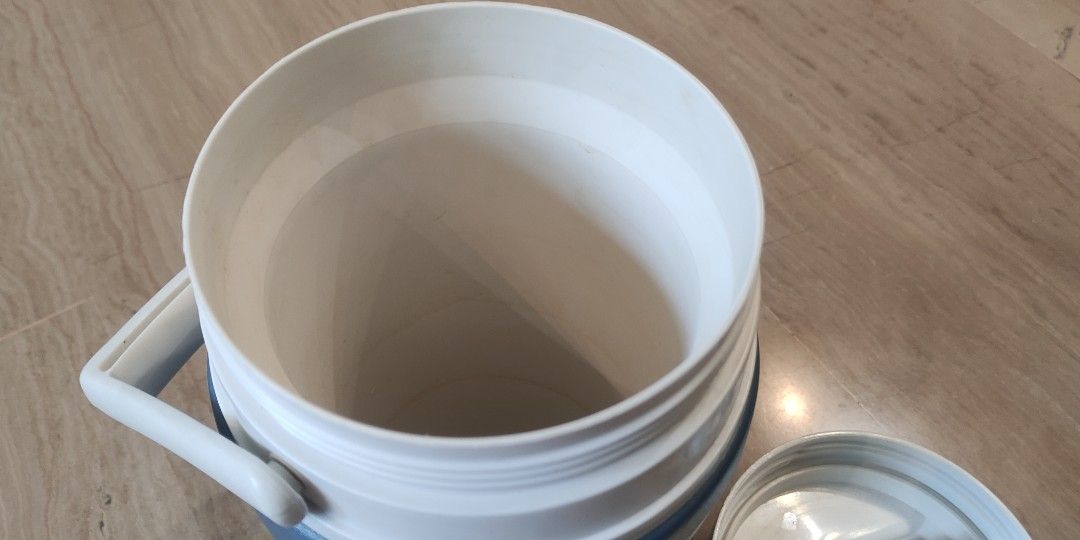 Igloo 1/2 gallon water container, Sports Equipment, Hiking & Camping on ...