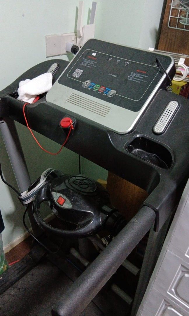 Threadmill and tummy vibration machine, Sports Equipment, Exercise ...