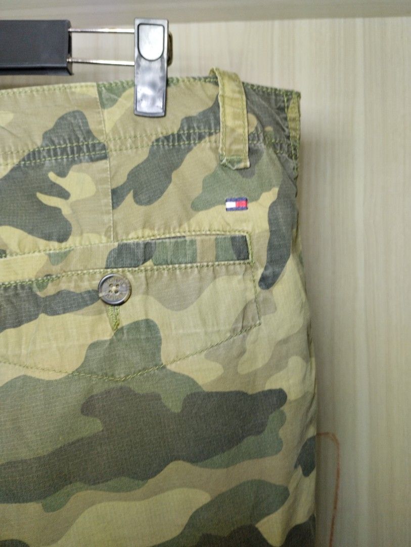 Tommy Hilfiger cargo CAMO shorts pants, Fesyen Pria, Pakaian , Bawahan di Carousell