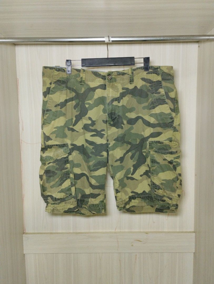 Tommy Hilfiger cargo CAMO shorts pants, Fesyen Pria, Pakaian , Bawahan di Carousell