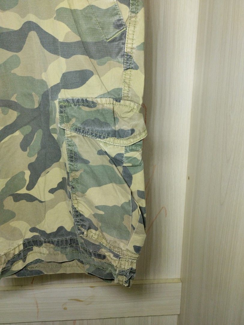 Tommy Hilfiger cargo CAMO shorts pants, Fesyen Pria, Pakaian , Bawahan di Carousell