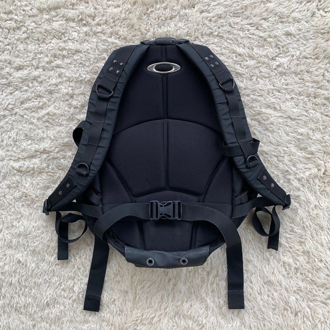VINTAGE OAKLEY BIG SIZE BACKPACK, Men's Fashion, Bags, Backpacks on ...