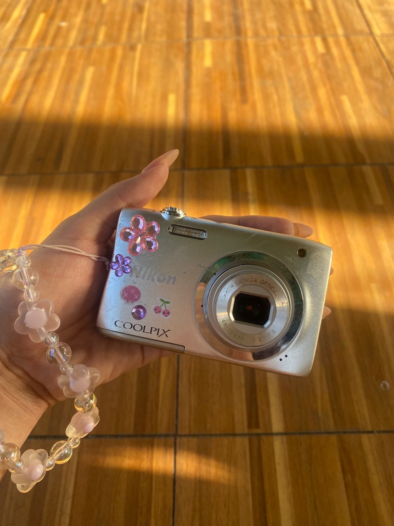 Nikon Coolpix A100 (20mp), Photography, Cameras on Carousell