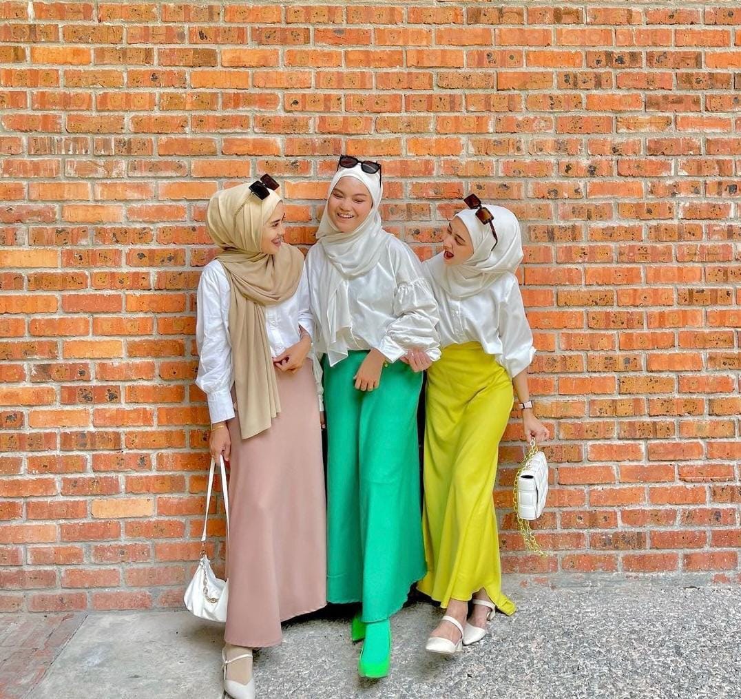 Skirt Mermaid (Kain Duyung), Women's Fashion, Bottoms, Skirts on Carousell