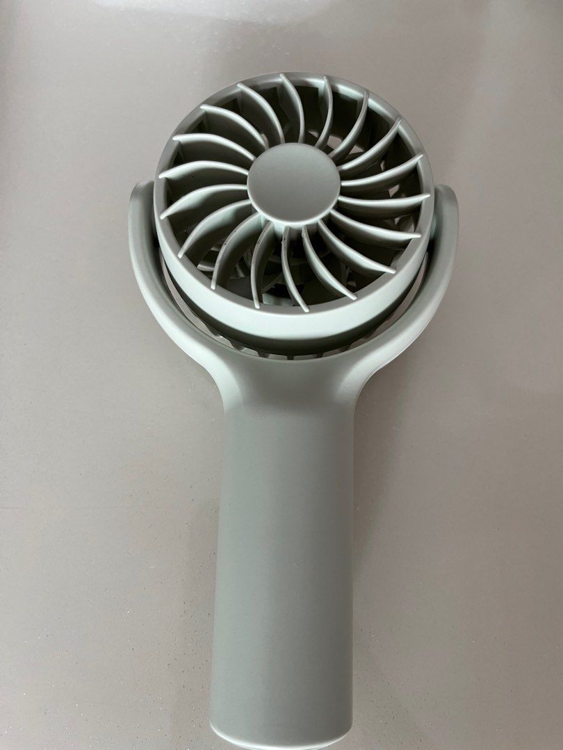 Daiso mini fan, 傢俬＆家居, 燈飾及風扇, 風扇 - Carousell