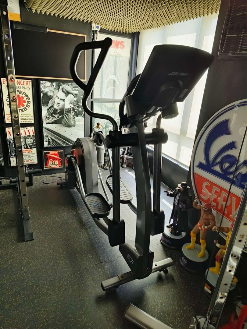 LIFE FITNESS ADJUSTABLE- STRIDE CROSS TRAINER, Sports Equipment ...