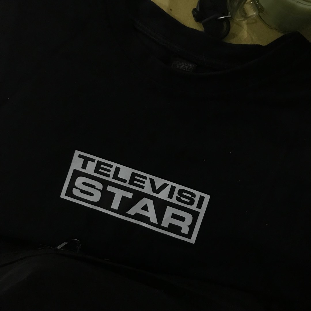 televisi star logo box, Fesyen Pria, Pakaian , Atasan di Carousell