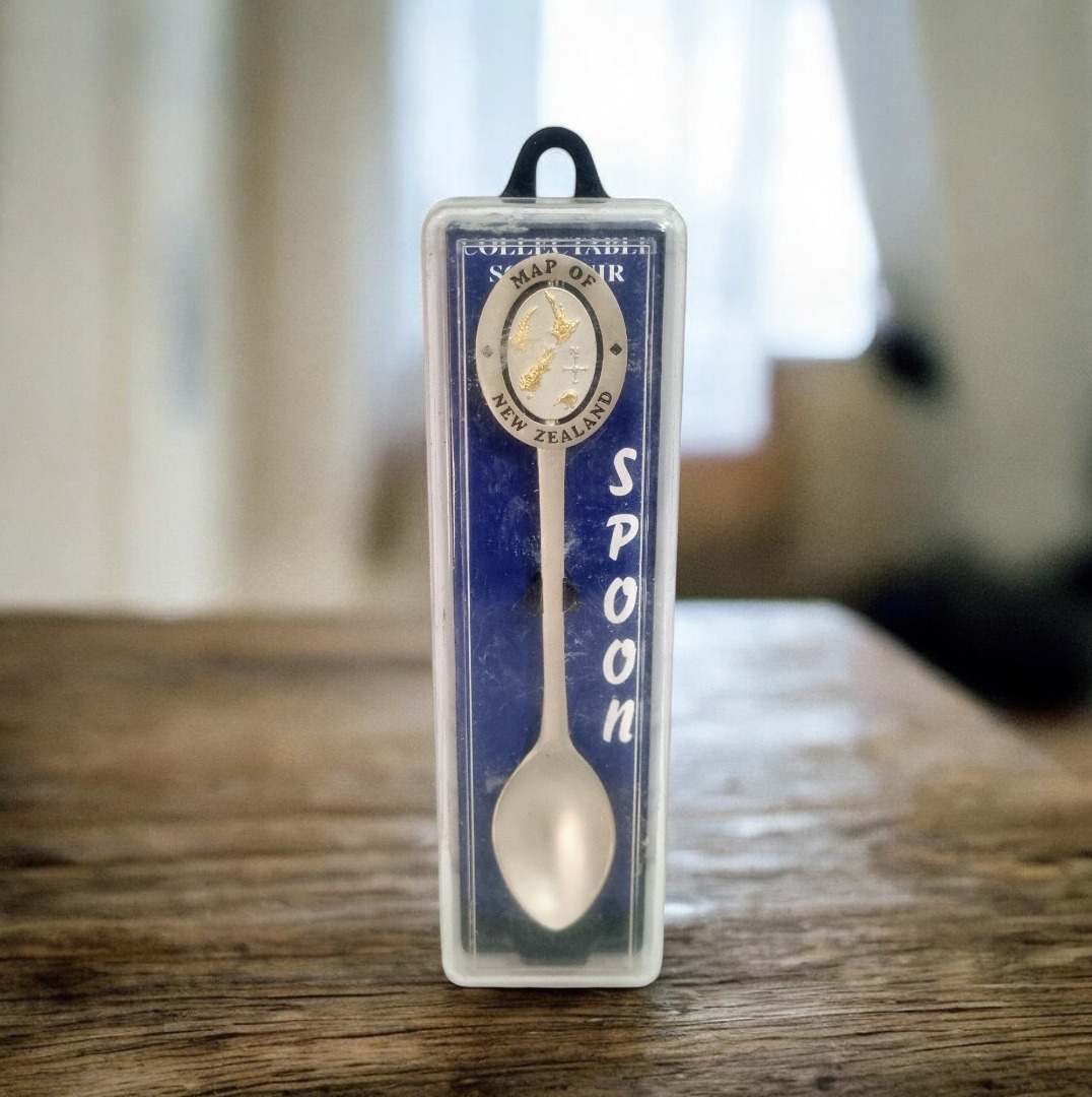 Vintage Souvenir Spoon Map Of New Zealand, Antik, Pajangan di Carousell