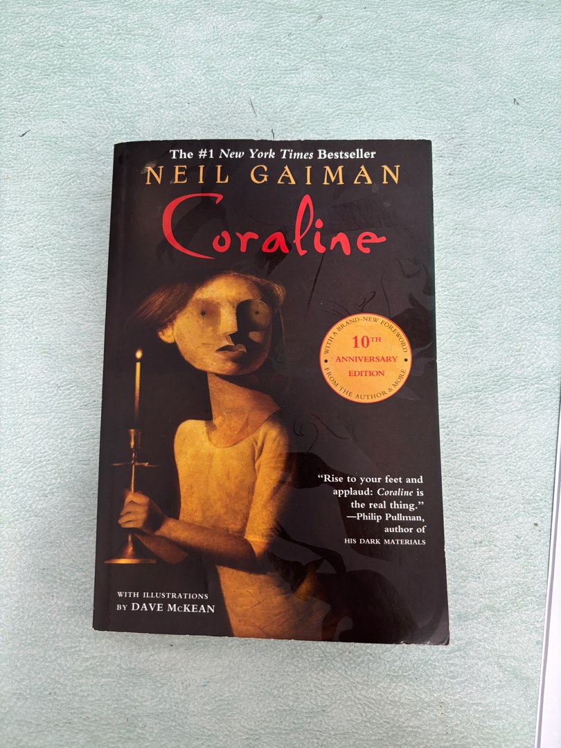 Coraline Neil Gaiman, 興趣及遊戲, 書本 & 文具, 小說 & 故事書 - Carousell