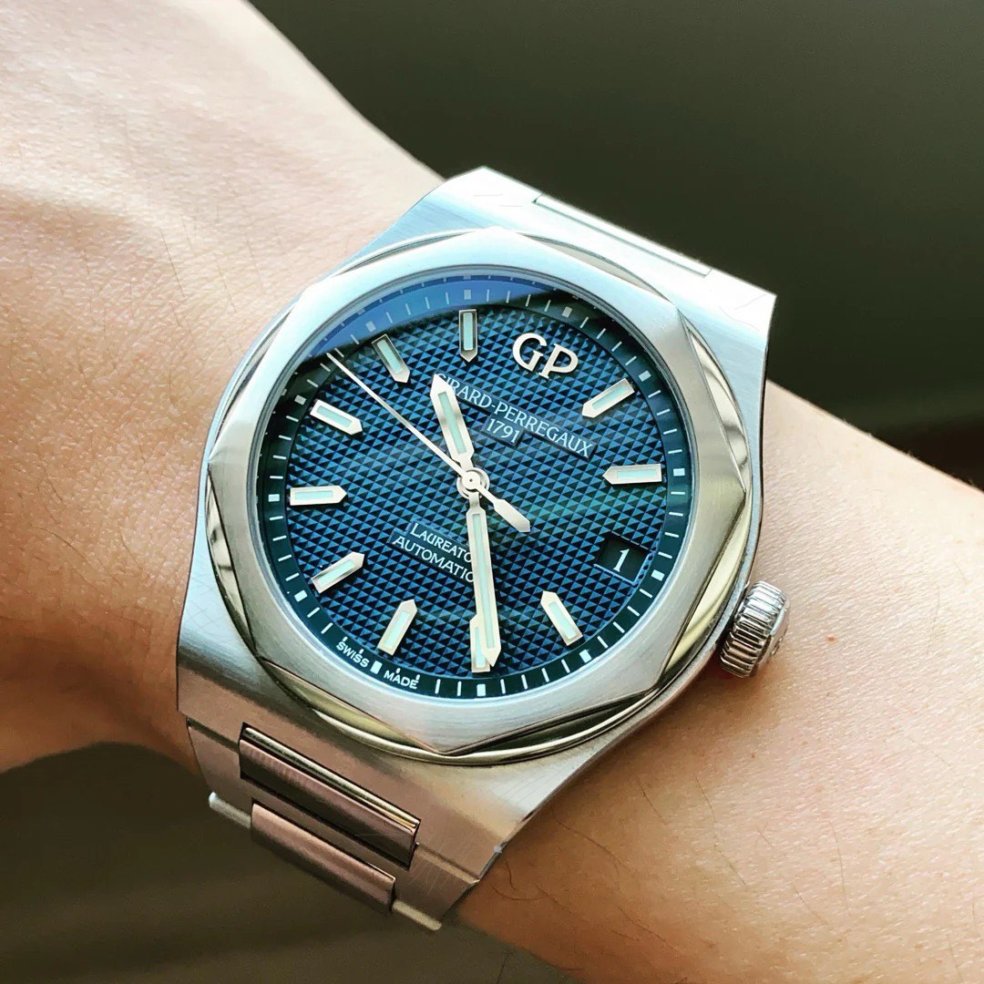 Girard Perregaux Laureato Blue 42mm with extra original GP leather ...