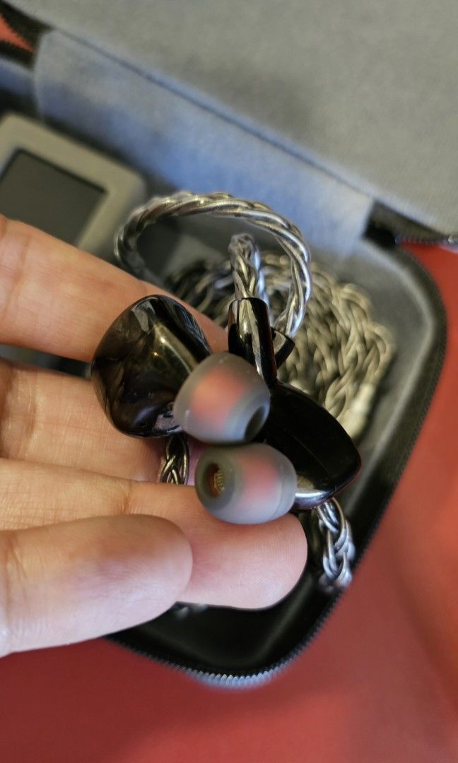 Pristine condition Fiio FH9, Audio, Earphones on Carousell