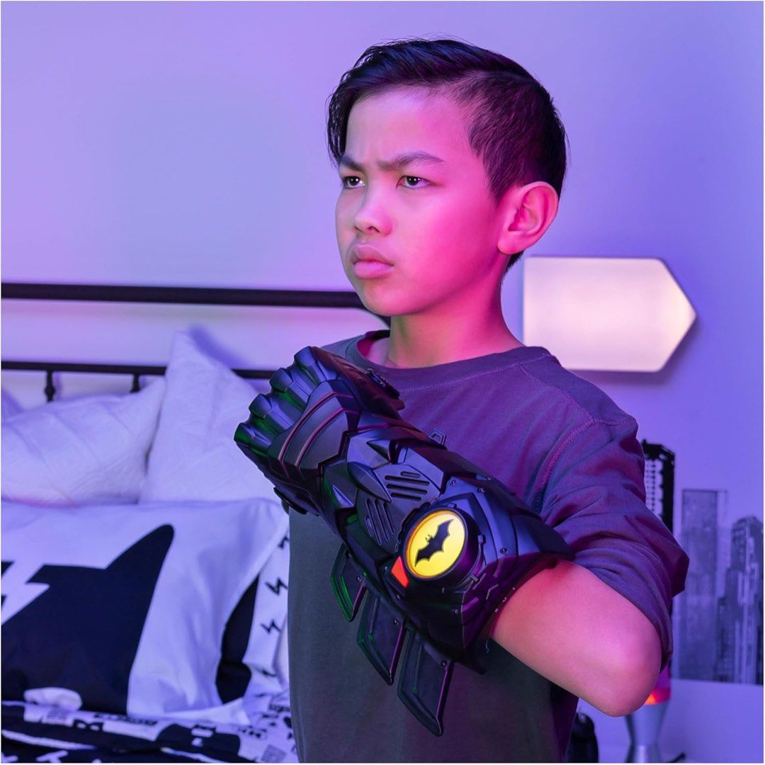 DC Comics BATMAN Interactive Gauntlet with Light, Phrases and Sounds ...