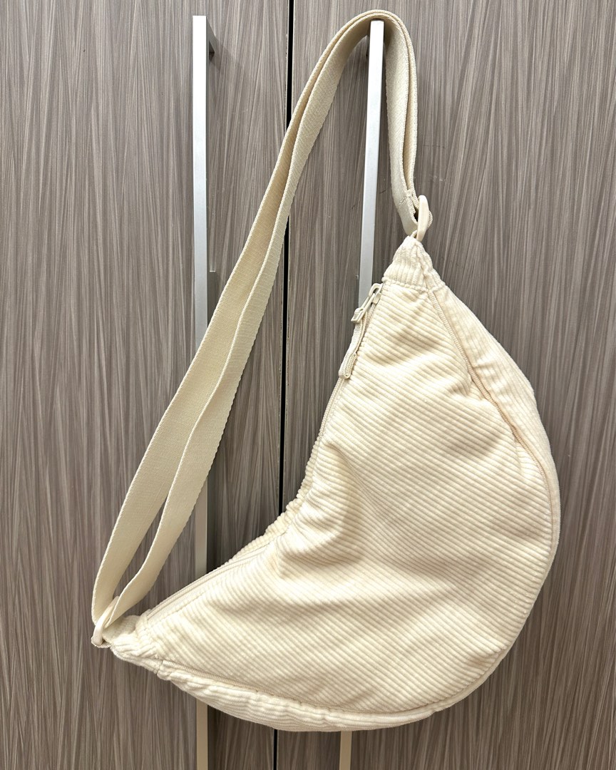 Uniqlo Round Mini Shoulder Bag (Off White, Corduroy), Women's Fashion ...